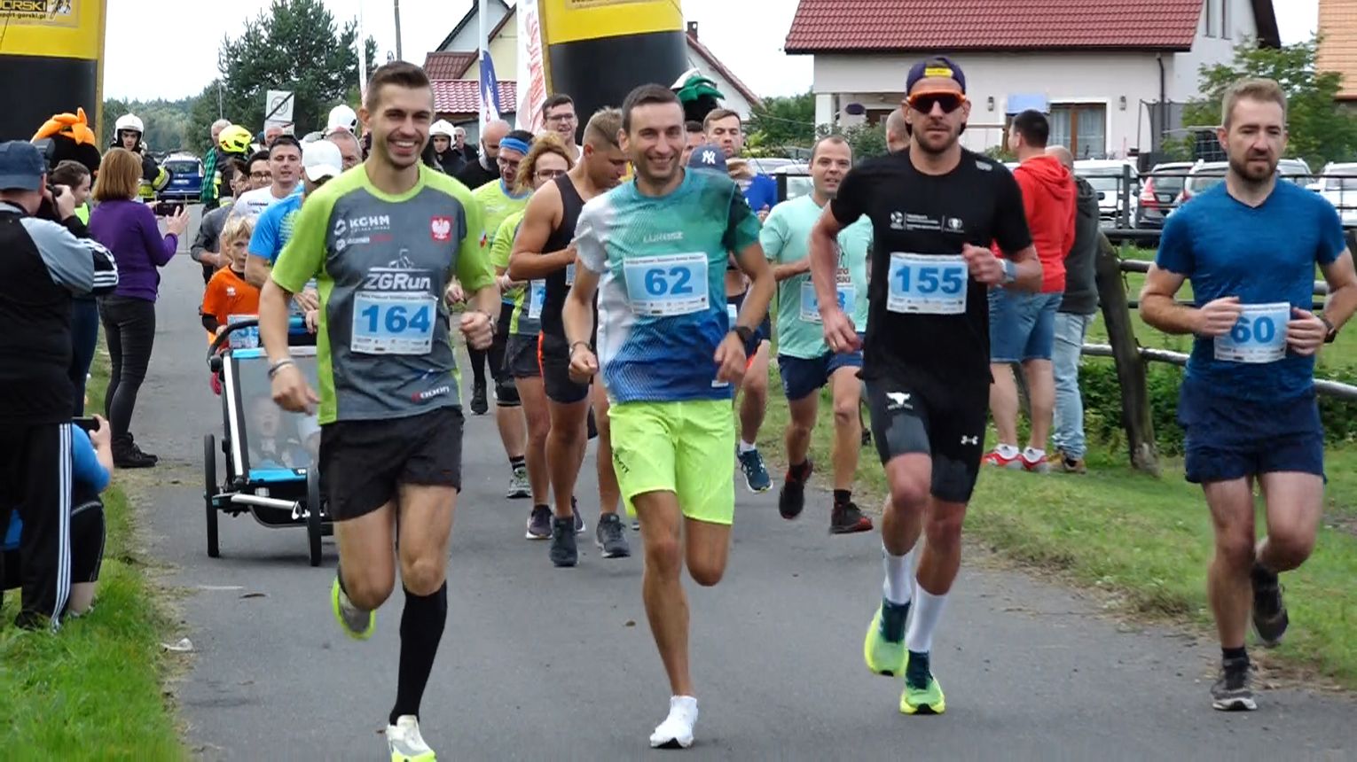 POBIEGLI W BIEGU PAPIESKIM. Impreza w Szklarach Dolnych.